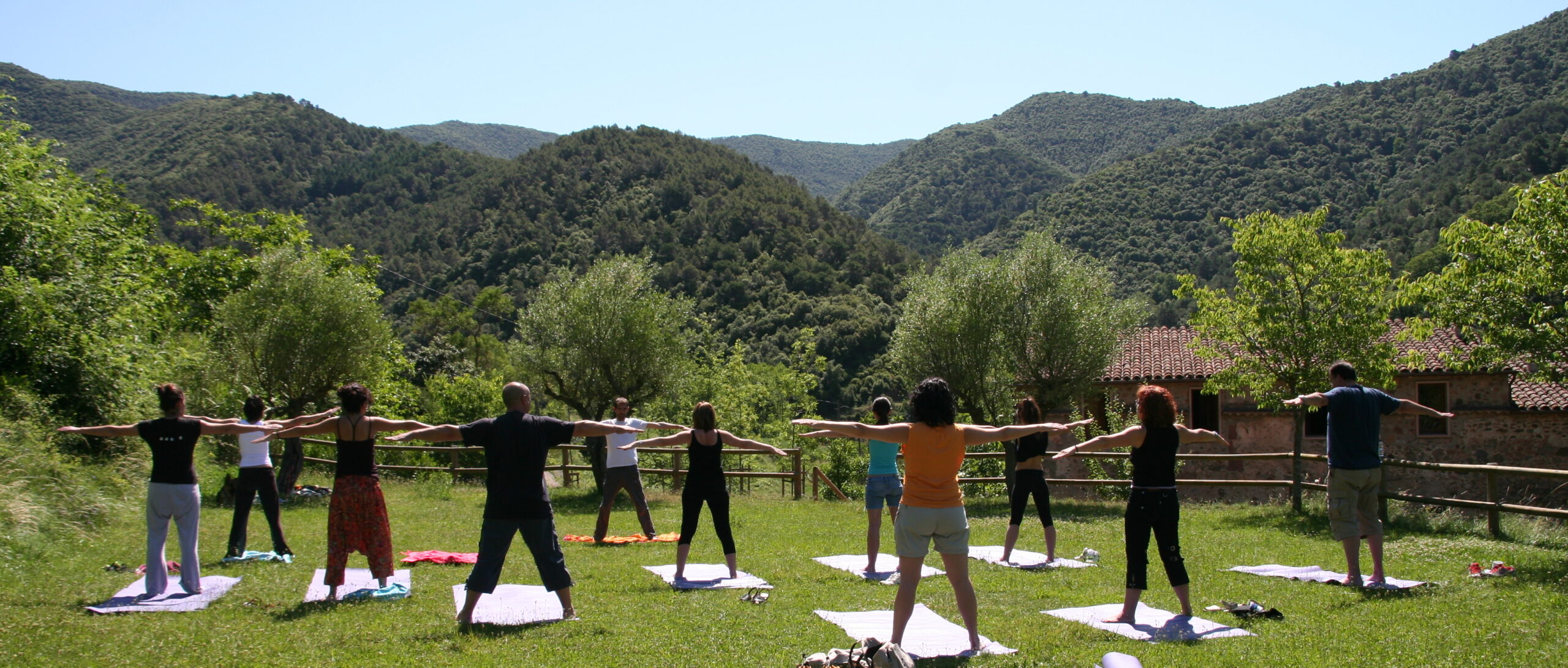 ¿Cómo hacer la postura de la montaña yoga? Dharma Yoga